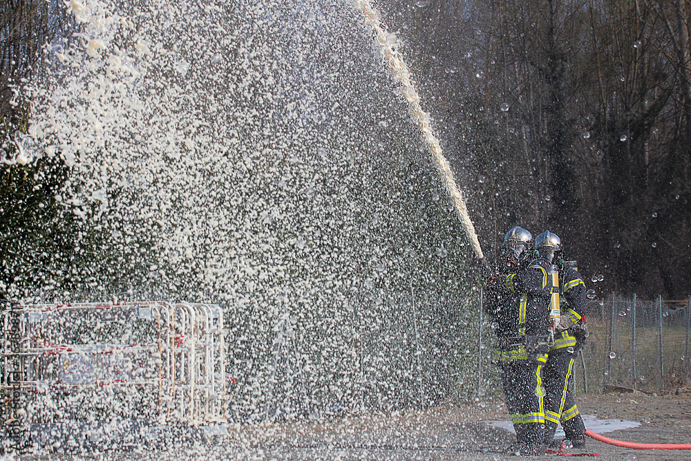 Pompiers français avec lance à mousse Stock Photo | Adobe Stock