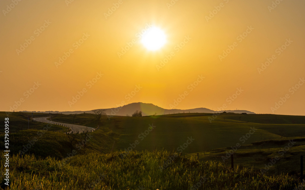美しい夕焼け空と阿蘇大観峰風景 夕焼けの輝きとミルクロード 日本 Beautiful sunset sky and Aso Daikanbo ...