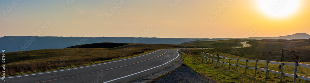 美しい夕焼け空と阿蘇大観峰風景 夕焼けの輝きとミルクロード 日本 Beautiful sunset sky and Aso Daikanbo ...