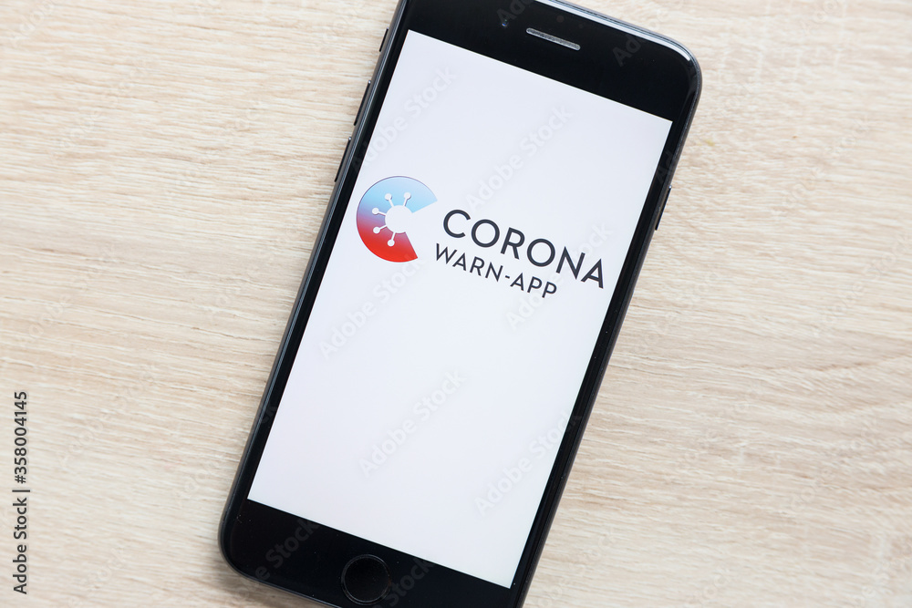 Logo der Corona-Warn-App auf einem Smartphone am 16. Juni 2020 ...