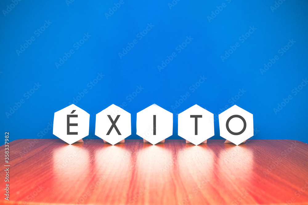 exito palabra hexagono pared madera azul blanco letras reflejo texto ...
