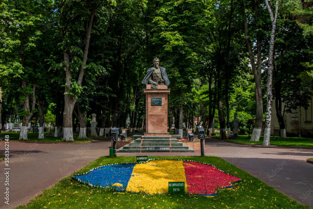 Foto de Statue of Alexandru Ioan Cuza from the central park of Tecuci ...