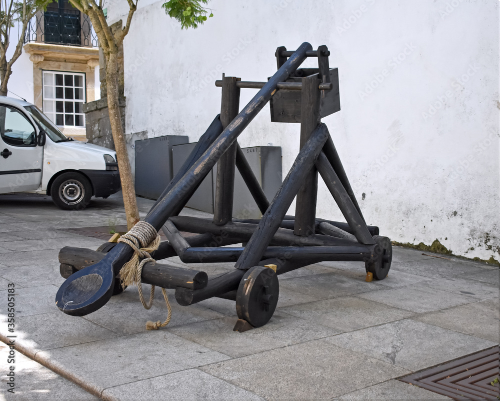 Una réplica a tamaño real de una catapulta medieval en Valença do Minho ...