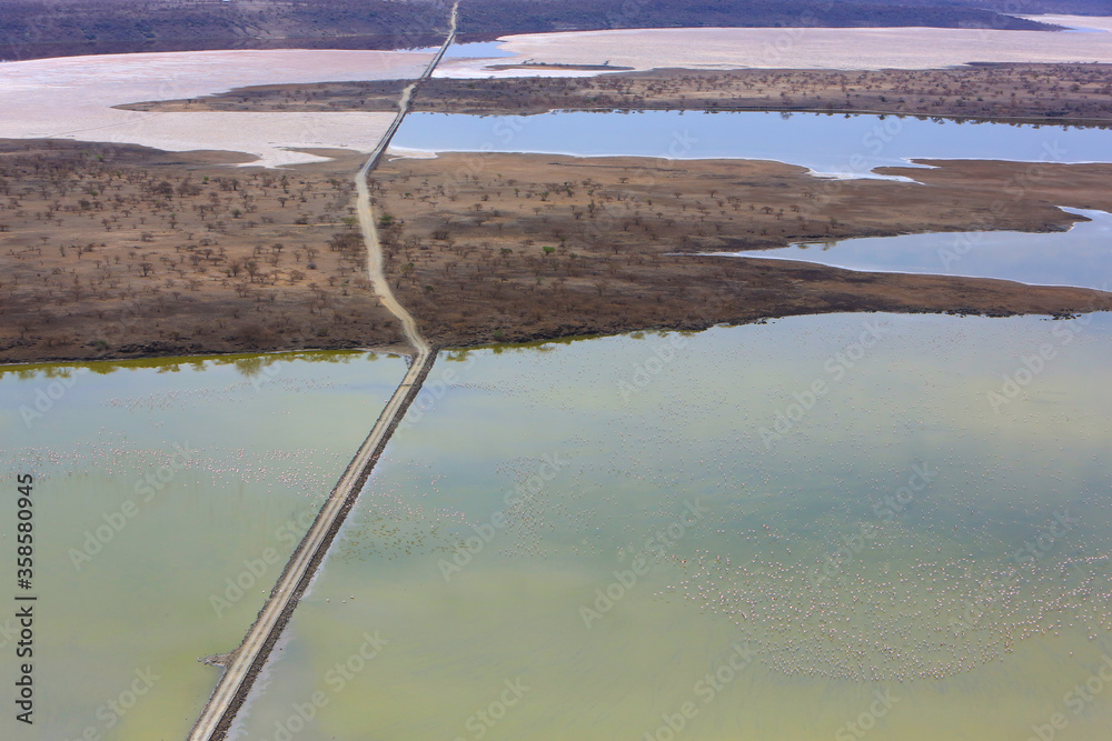 Foto de Aerial view of Lake Magadi in the Great Rift Valley of Kenya ...