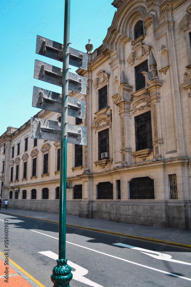 Calles del Centro histórico de Lima, con su arquitectura colonial. foto ...