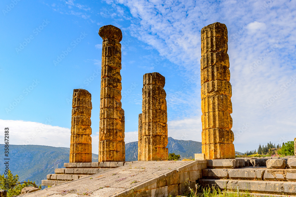 Foto de It's Apollo Temple in Delphi, an archaeological site in Greece ...