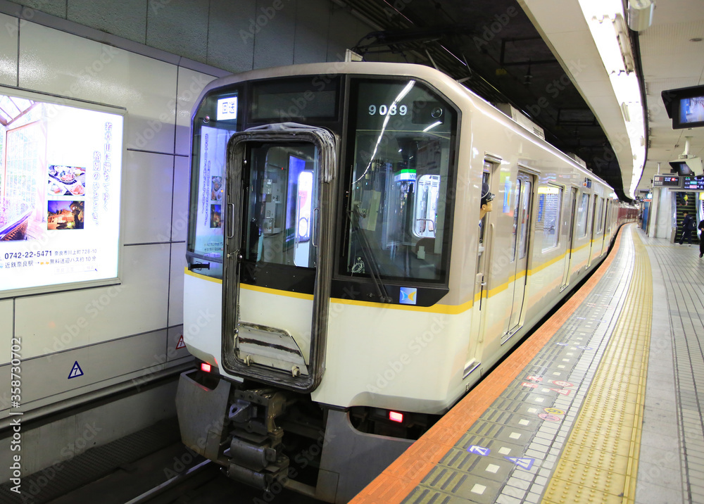 Foto de OSAKA,JAPAN; OCT 21:midosuji line train, by Municipal Subway ...