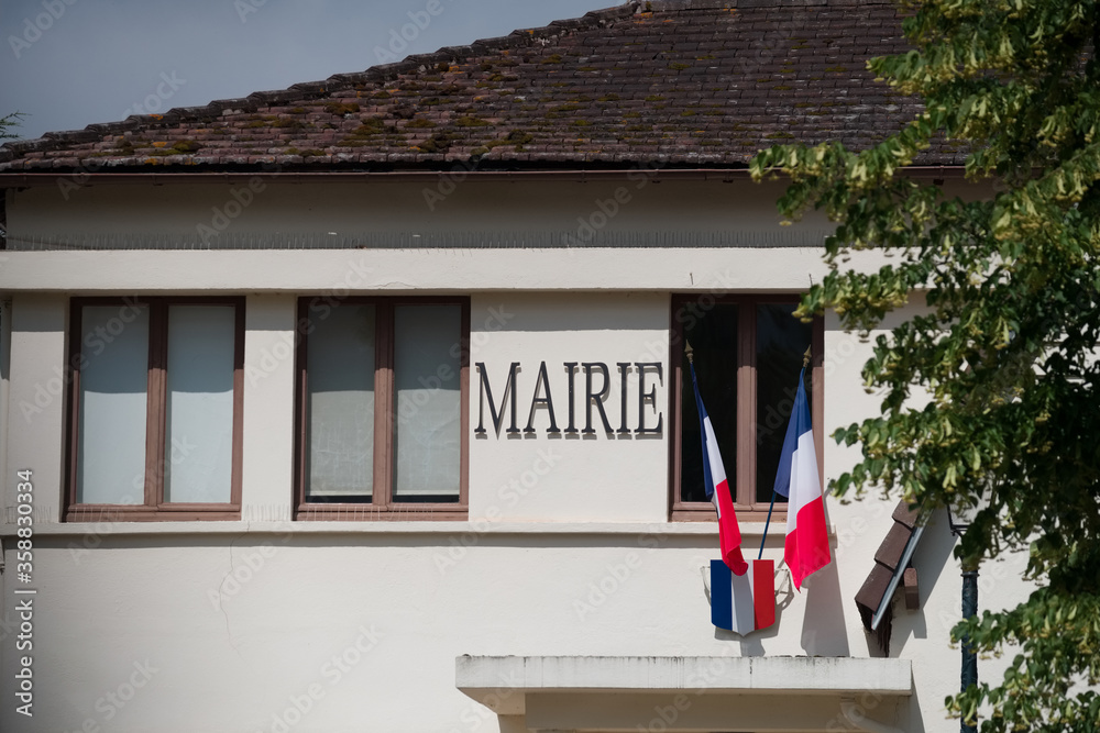 Mairie avec les drapeaux français sur la façade foto de Stock | Adobe Stock