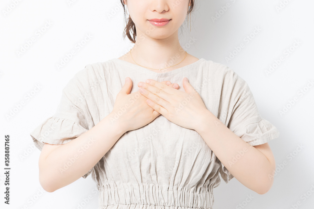 胸に手を当てる若い女性 Stock 写真 Adobe Stock