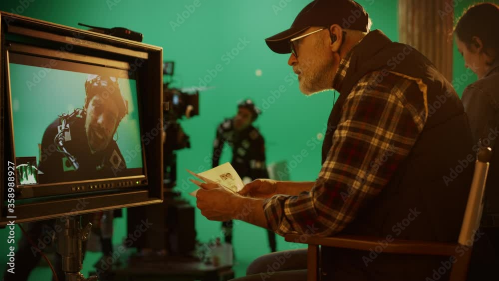 Vidéo Stock Director Looks at Display and Compares to Storyboard while ...