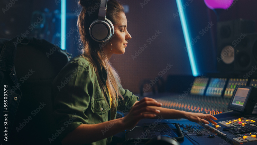 Foto de Portrait of Beautiful Female Artist Musician in Music Recording ...