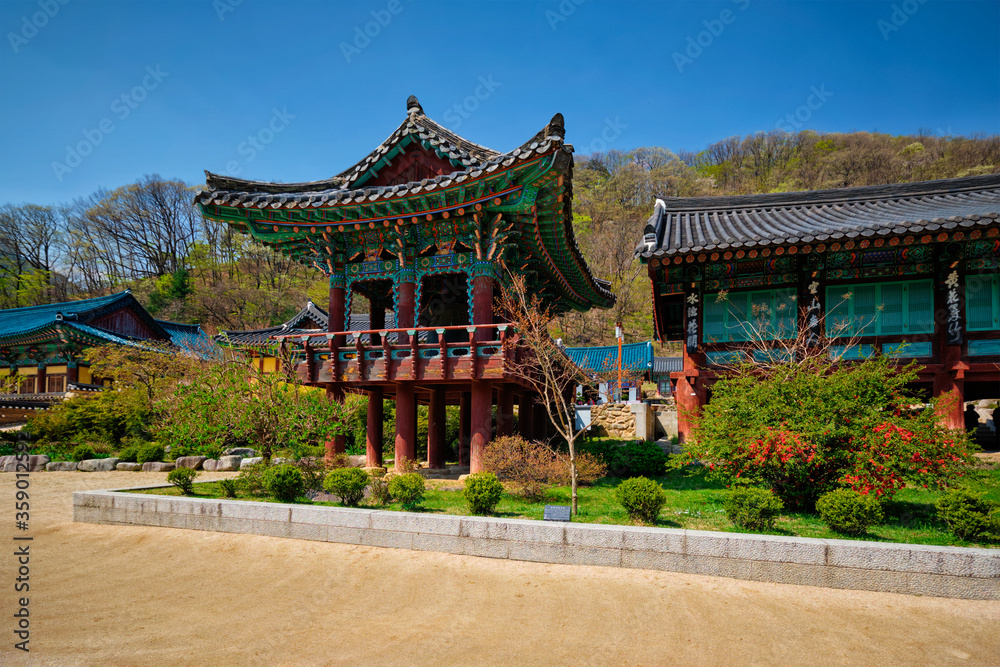Sinheungsa temple in Seoraksan National Park, Seoraksan, South Korea ...