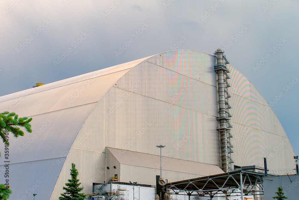 Foto de New Safe Confinement (NSC or Shelter), a structure built to ...
