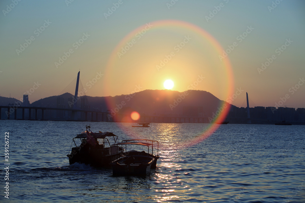 Fotografia do Stock: Hong Kong scenes,fishing boat pass through the sun ...