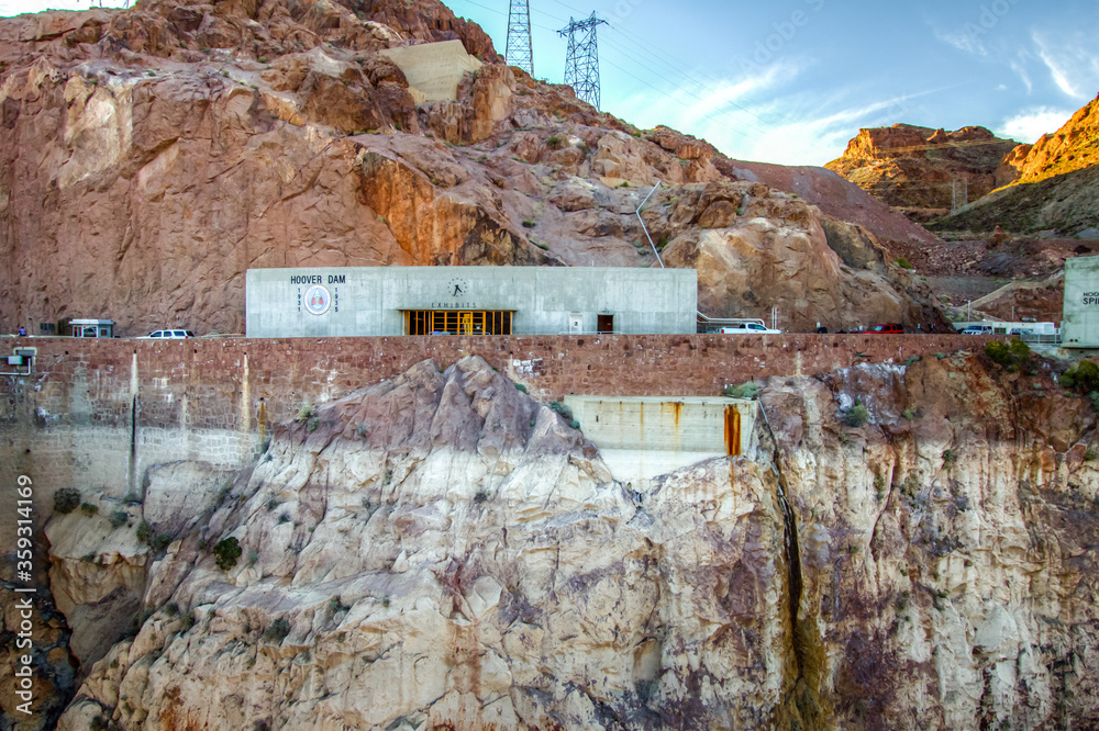 Foto de Exterior of the Hoover Dam Visitor Center on the Nevada Arizona ...
