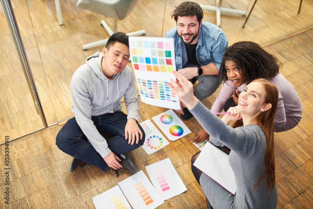 Grafikdesigner Team in Internetagentur bei Brainstorming Stock Photo ...