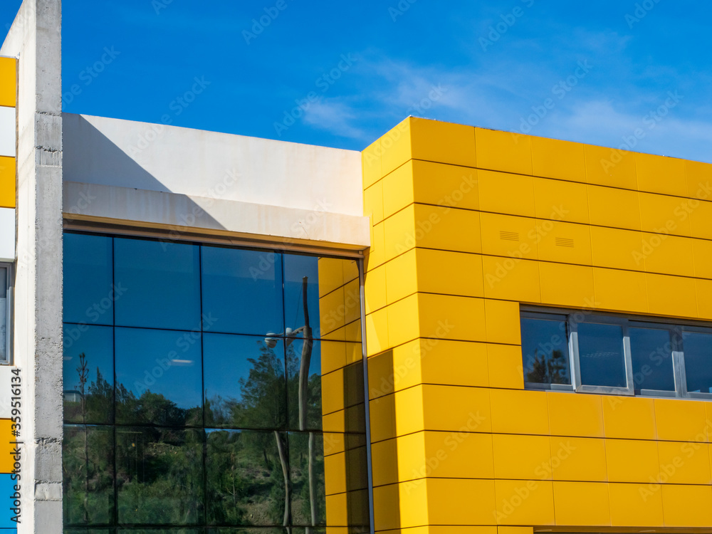 Edificio comercial de fachada moderna y multicolor con cielo azul Stock ...