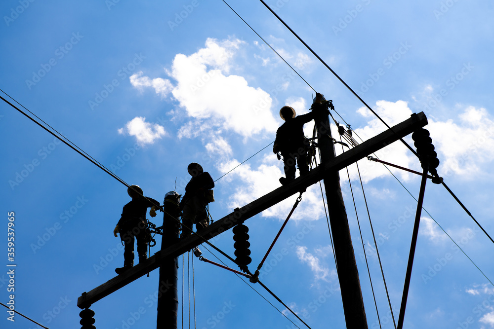 linemen utility workers on power lines foto de Stock | Adobe Stock