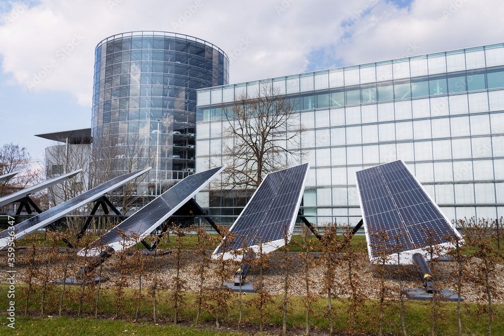 Foto de Blue rotating solar panels tilted axis tracker, future ...