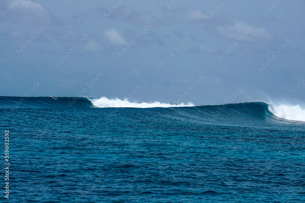 Perfect waves, perfect lines on surf spot close to Maldivian island ...