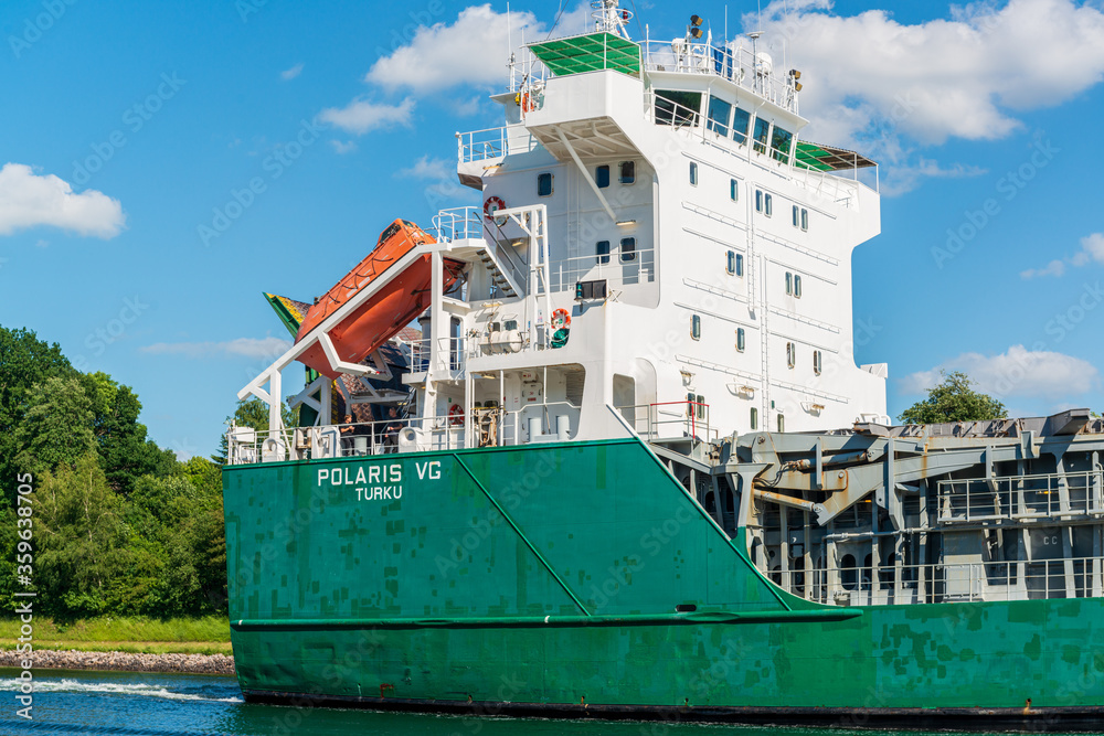 Nord-Ostsee-Kanal. Schiffe passieren die Levensauer Hochbrücke in Kiel-Suchsdorf Stock Photo ...