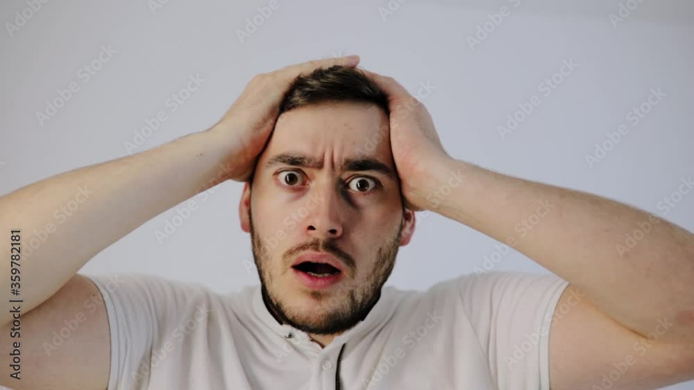 Vidéo Stock shocked man put hands on head and very surprised, puts his ...