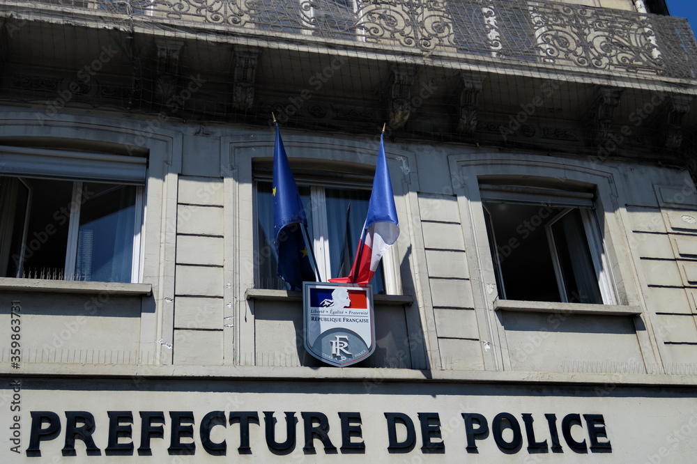 Préfecture de Police. Paris. Façade de bâtiment officiel avec drapeaux ...