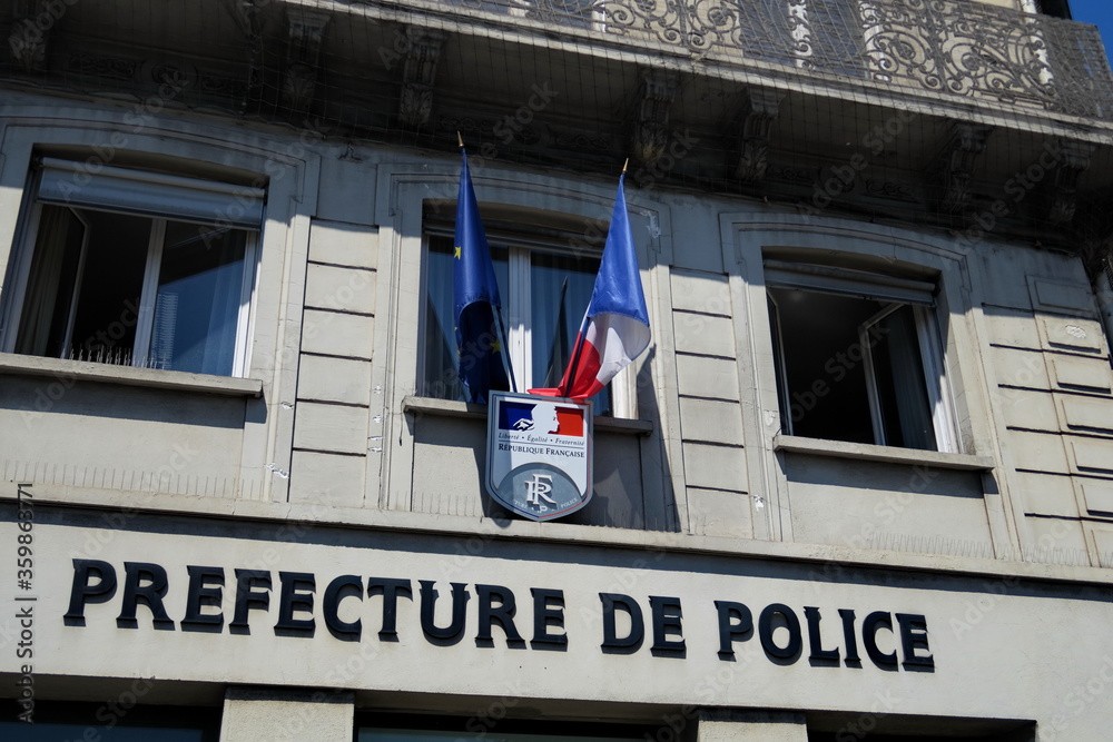 Préfecture de Police. Paris. Façade de bâtiment officiel avec drapeaux ...