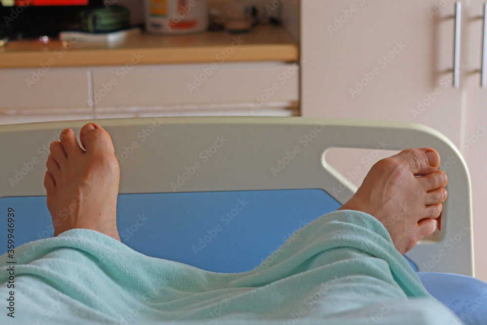 Patient's foot cover with white blanket on hospital bed ภาพถ่ายสต็อก ...