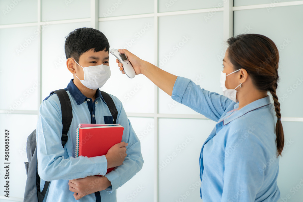 Foto de Asian woman teacher using thermometer temperature screening ...