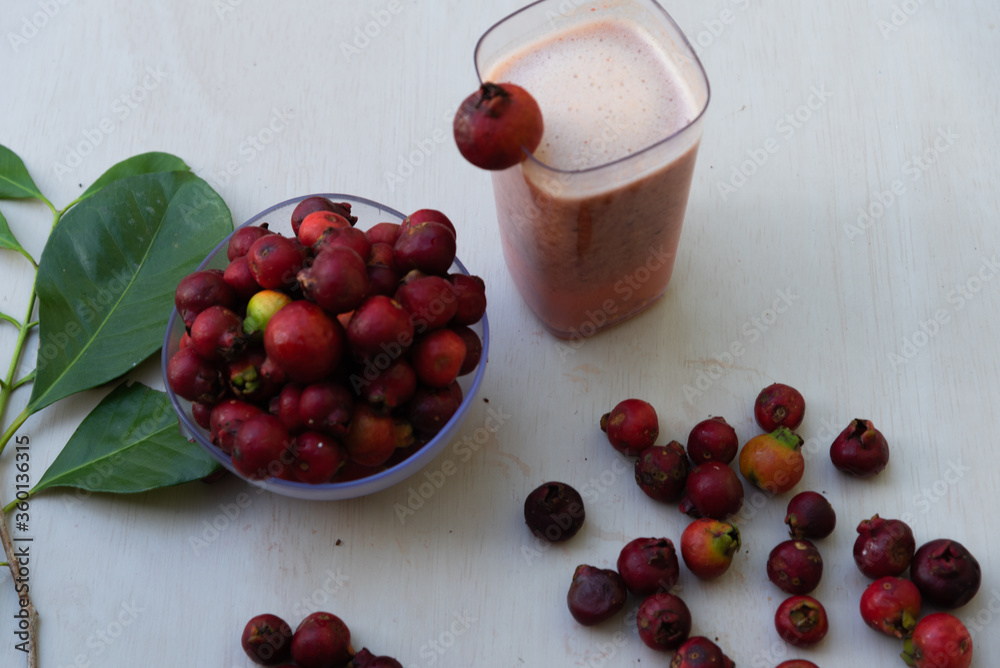 Fruit of the araçazeiro, the araçá the pulp, acidic, has mineral salts ...