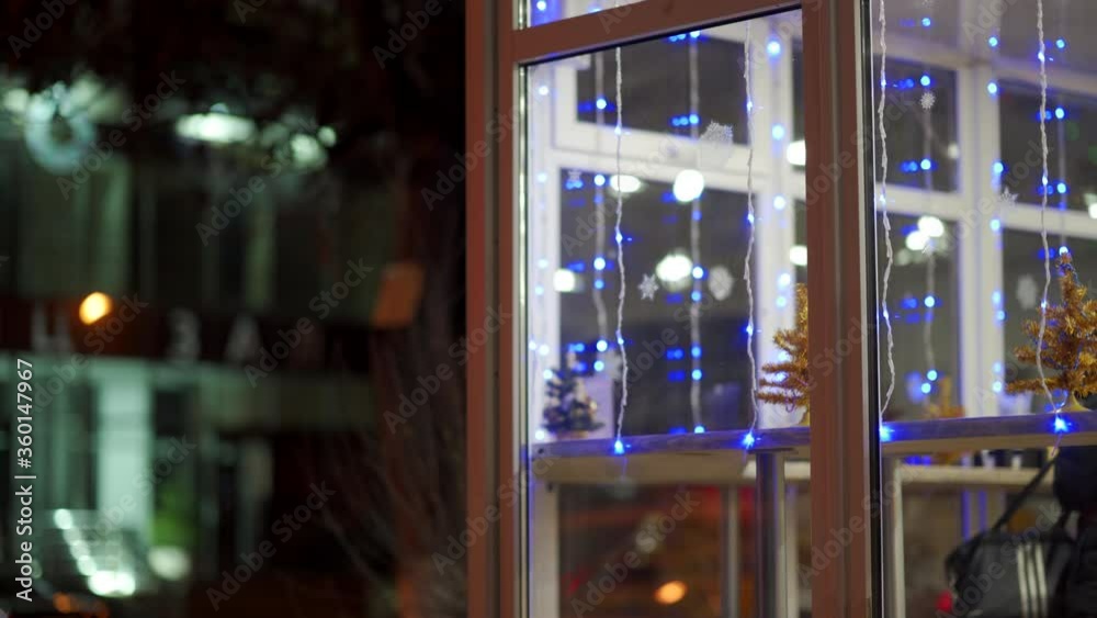 Vidéo Stock Coffee shop window display with festive lighting at dusk ...