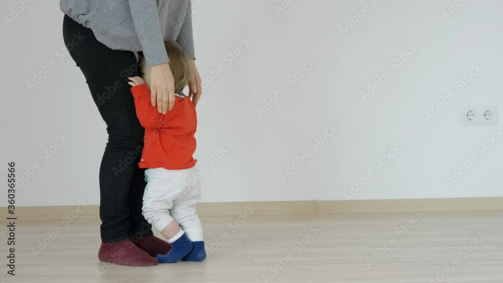 Vidéo Stock Little baby child holding mother legs, safe relationship ...