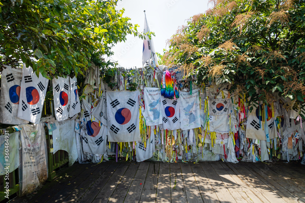 Foto de Prayer ribbons and flags tied to the fence left by visitors for ...