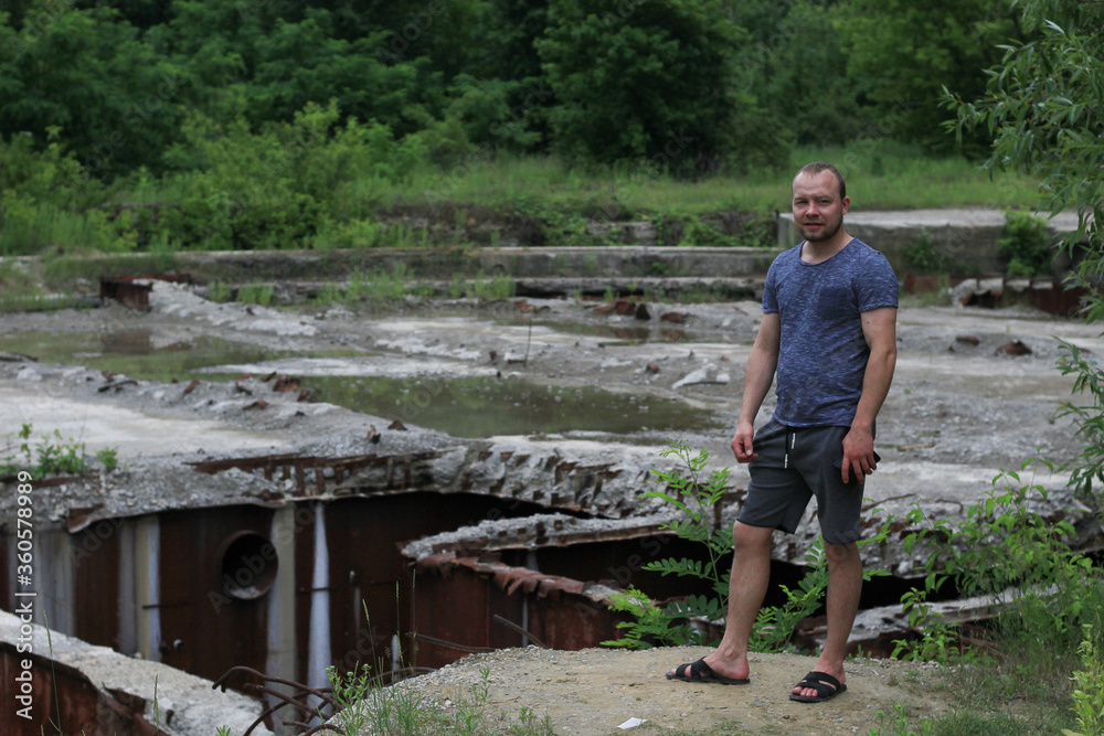 Extreme travel. Incredible Cold War era building. 60 meter underground ...