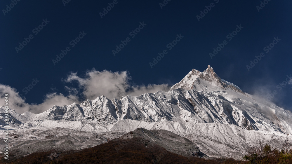Foto de Spectacular view of Manaslu mountain as seen on Around Manaslu ...
