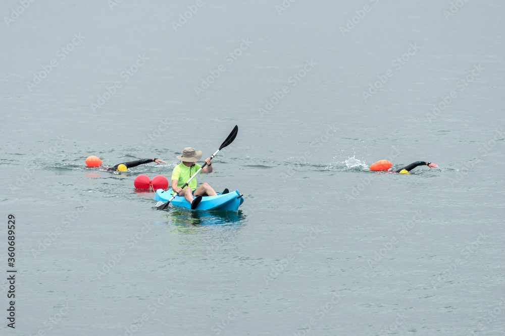 prueba de natación en aguas abiertas ó natación en el mar Stock Photo ...