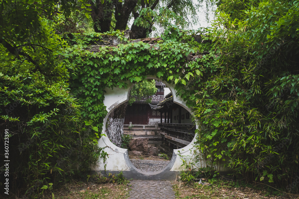 Foto de Moon gate in a traditional Chinese garden in South Lake scenic ...
