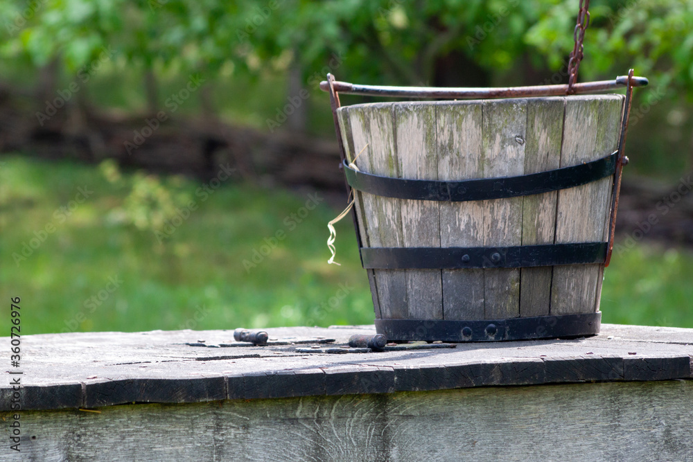 Wiadro drewniane do starej studni Stock Photo | Adobe Stock