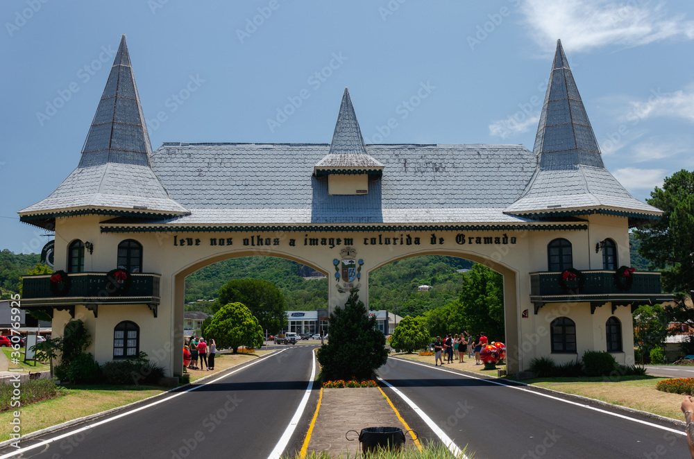 Pórtico de entrada e saída de Gramado Stock-Foto | Adobe Stock