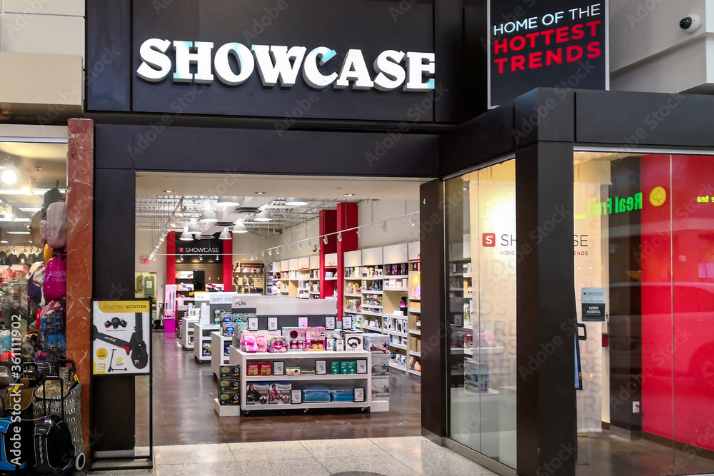 Foto de Toronto, Canada - December 19, 2018: Showcase store front in ...