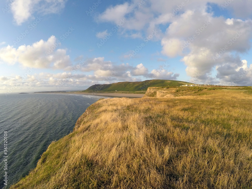 Foto de Rhossili Bay on the West coast of the Gower Peninsular - in a ...