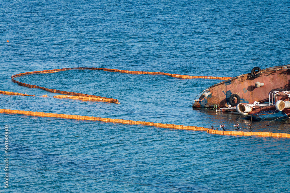 Foto de Containment Boom as Temporary Floating Barrier Used to Contain ...