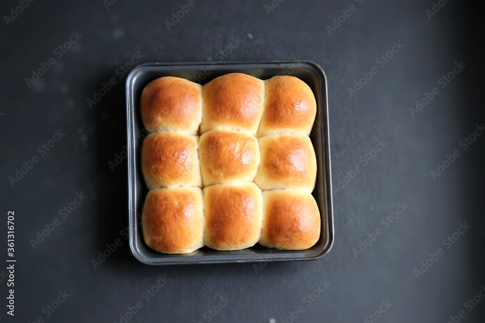 Foto de Freshly baked homemade Mumbai style golden Ladi pav or soft ...