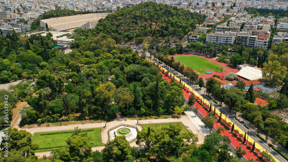 Foto de Aerial drone photo of new renovated Vasilissis Olgas avenue ...