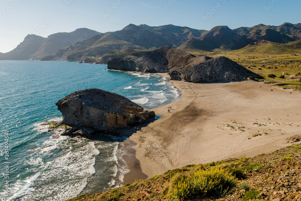 Vista aérea de la playa de Mosúl en el Parque Natural de Cabo de Gata ...