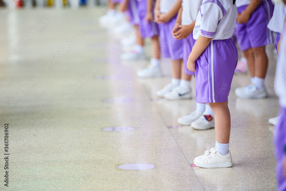 Foto de Picture of school children standing in line in kindergarten and ...