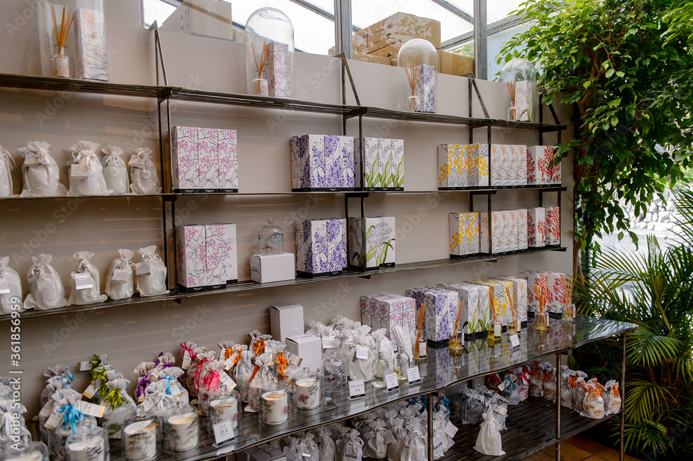MONACO-VILLE, MONACO - AUG 13, 2017: Interior of the perfume store and ...