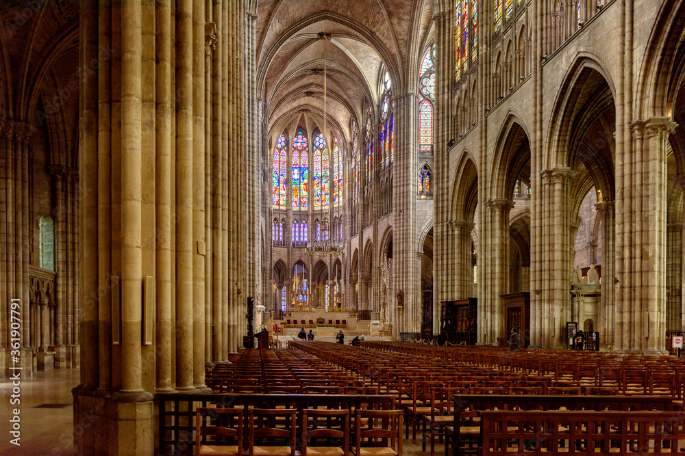Foto de PARIS - APRIL 1, 2018: Interior of the Basilica of Saint Denis ...