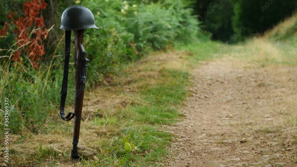 Memorial battlefield cross. Symbol of a fallen US soldier. M1 rifle with helmet. vídeo do Stock ...